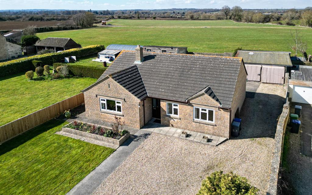 Woodrow Road, Melksham SN12 3 bed detached bungalow - £475,000