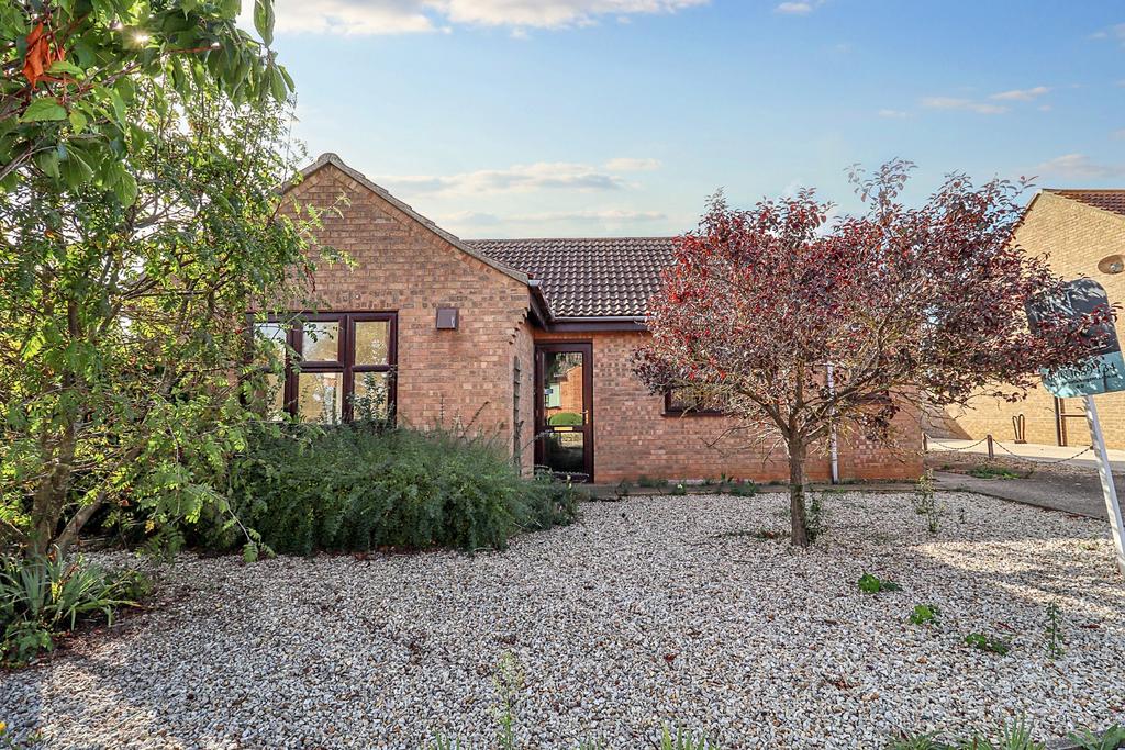 Philips Chase, Hunstanton 2 bed detached bungalow - £260,000