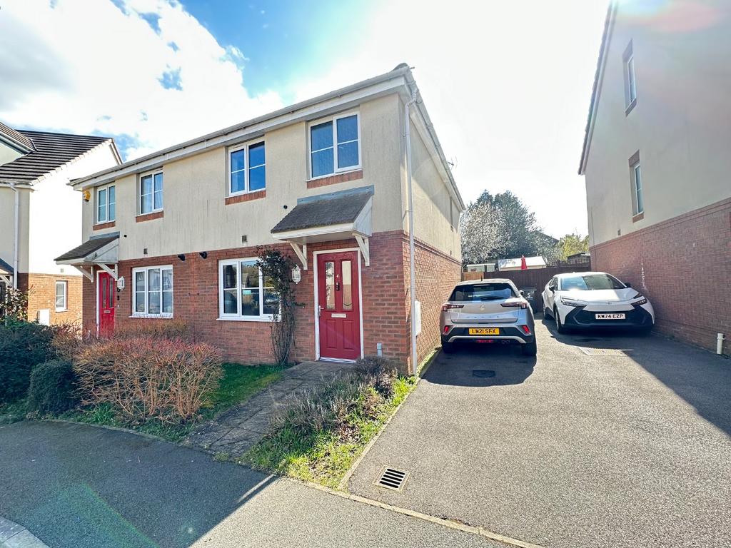 Verde Close, Luton, Bedfordshire, LU2... 3 bed semi-detached house - £ ...