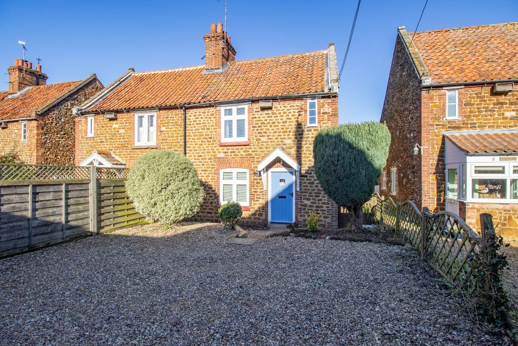 New Row, Heacham, King's Lynn... 2 bed cottage - £250,000