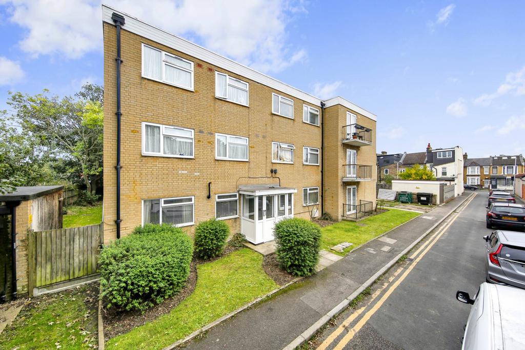 Queens Drive, Leyton, E10 2 bed flat for sale - £325,000