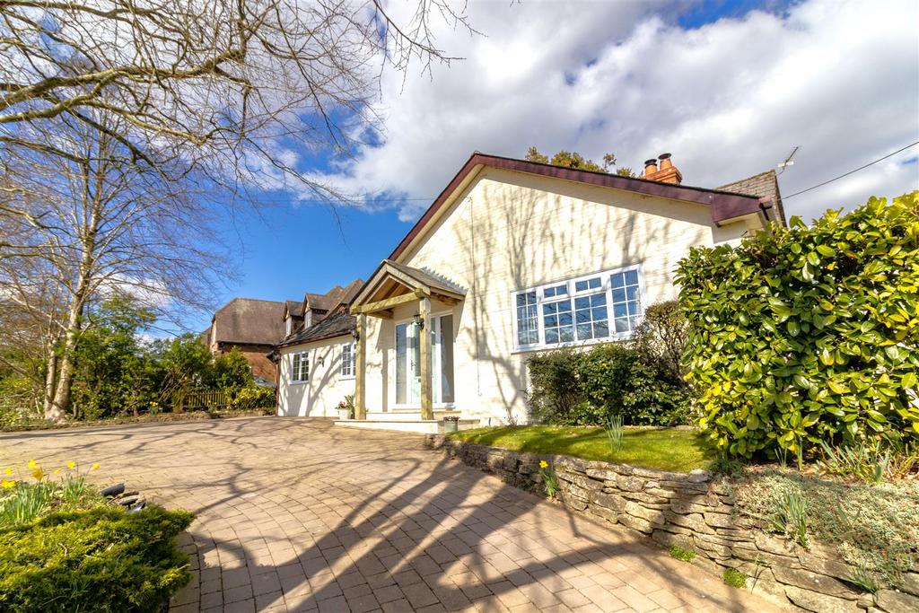 The Flashett, Middle Winterslow SP5 4 bed detached bungalow - £625,000