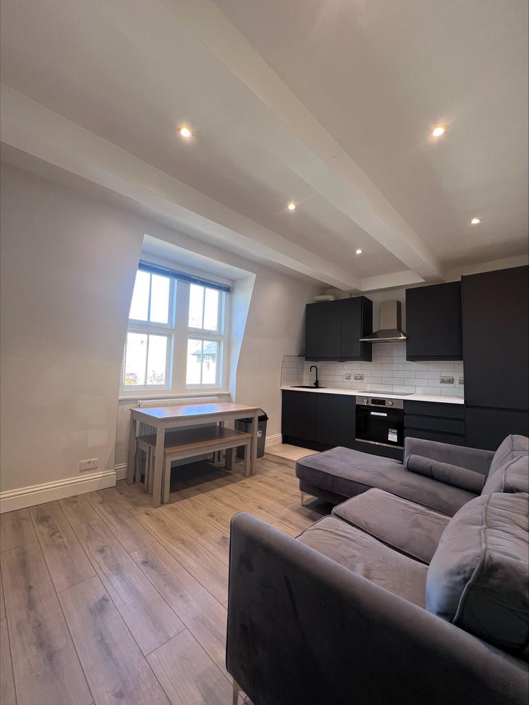 Grundy Street, London E14 4 bed apartment - £3,000 pcm (£692 pw)