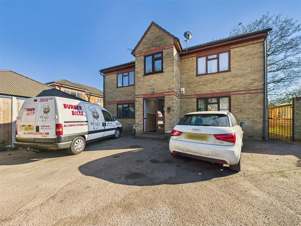 Lisa Court Marlborough Road, Romford RM7 1 bed flat - £1,250 pcm (£288 pw)