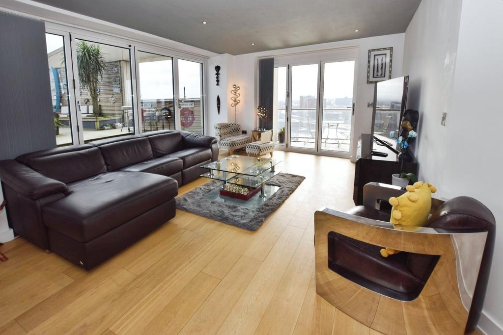 Sovereign Point, 31 The Quays... 2 bed flat to rent - £3,750 pcm (£865 pw)