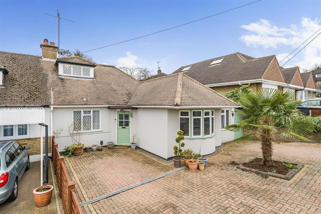 Kimble Crescent, Bushey WD23 3 bed semi-detached bungalow - £725,000