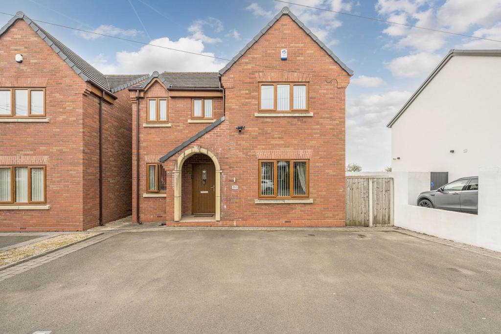 Himley Road, Gornal Wood 4 bed detached house - £350,000
