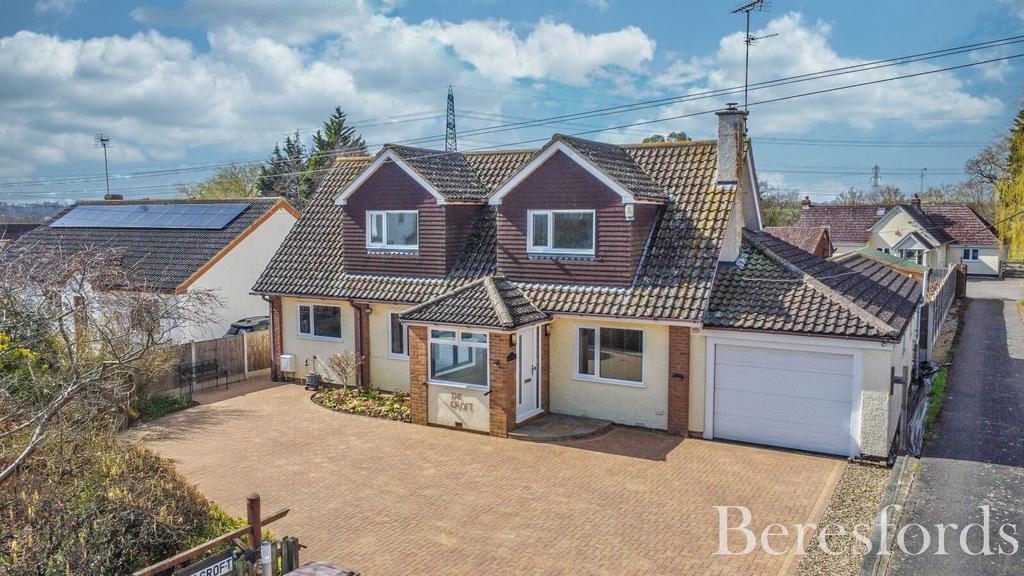 Southend Road, Howe Green, CM2 4 bed detached house - £800,000