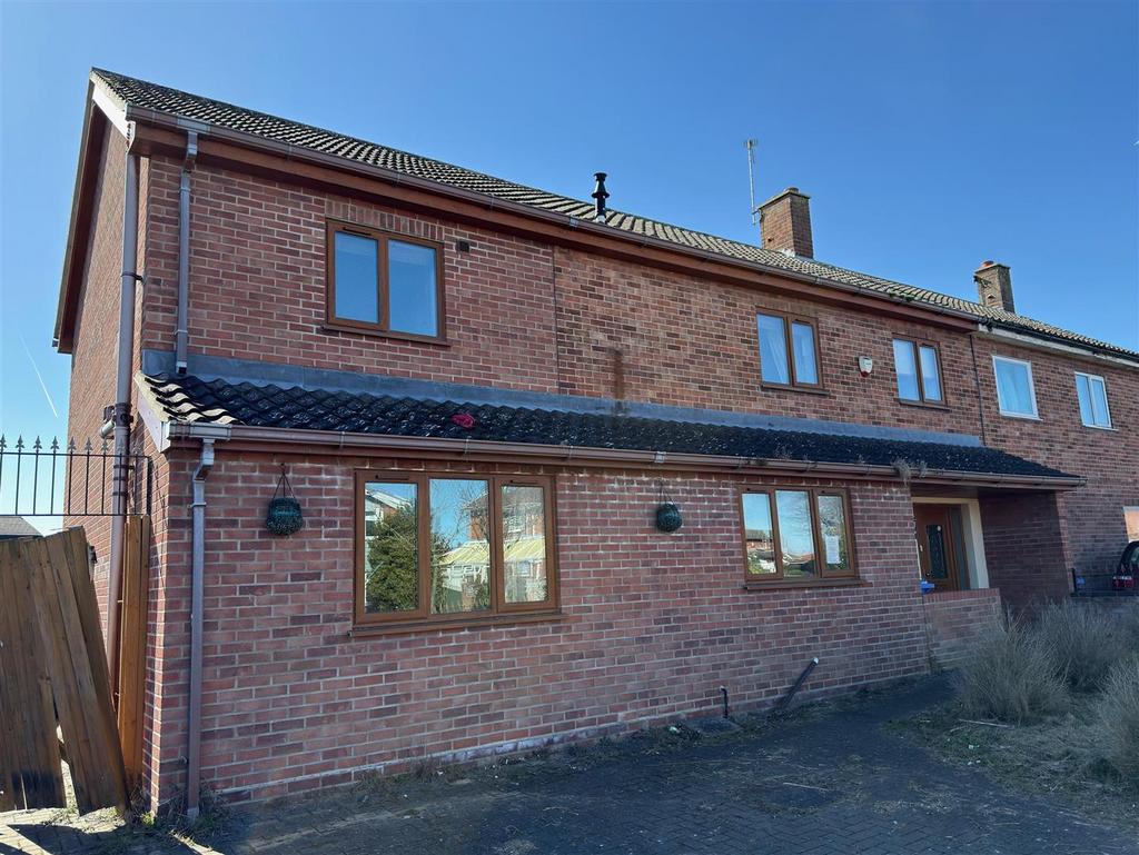Westland Road, Oulton Broad... 4 bed semi-detached house - £250,000