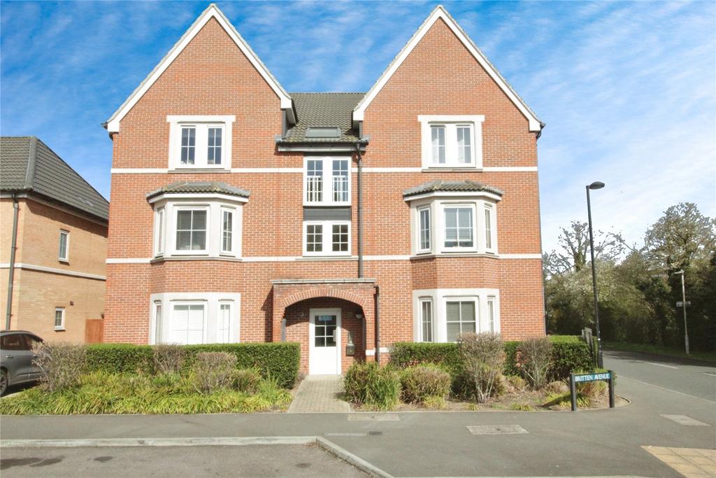 Britten Avenue, Basildon, SS14 2 bed apartment to rent - £1,500 pcm (£ ...