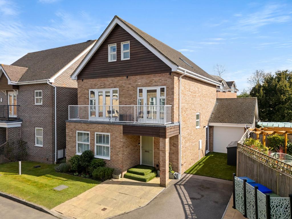 Pendenza, Cobham, KT11 5 bed detached house for sale - £1,095,000