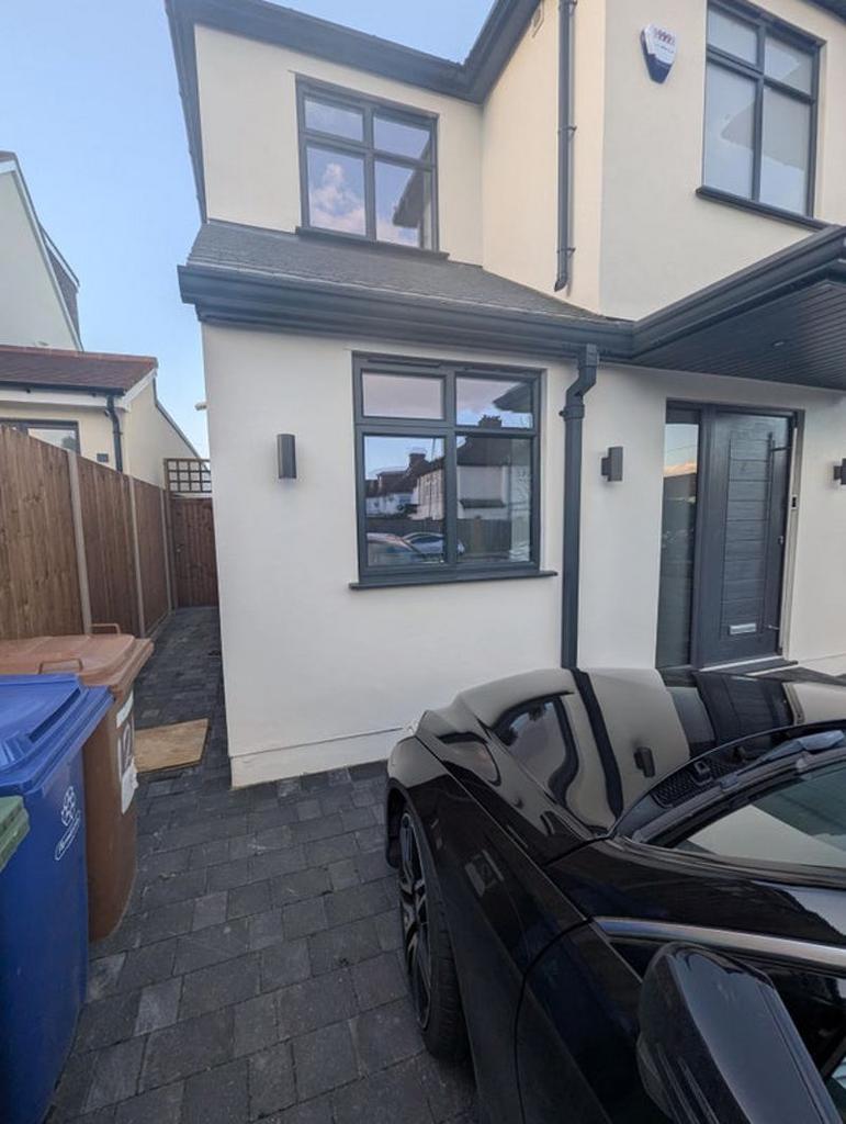 Whitchurch Lane, Edgware HA8 Property to rent - £1,300 pcm (£300 pw)