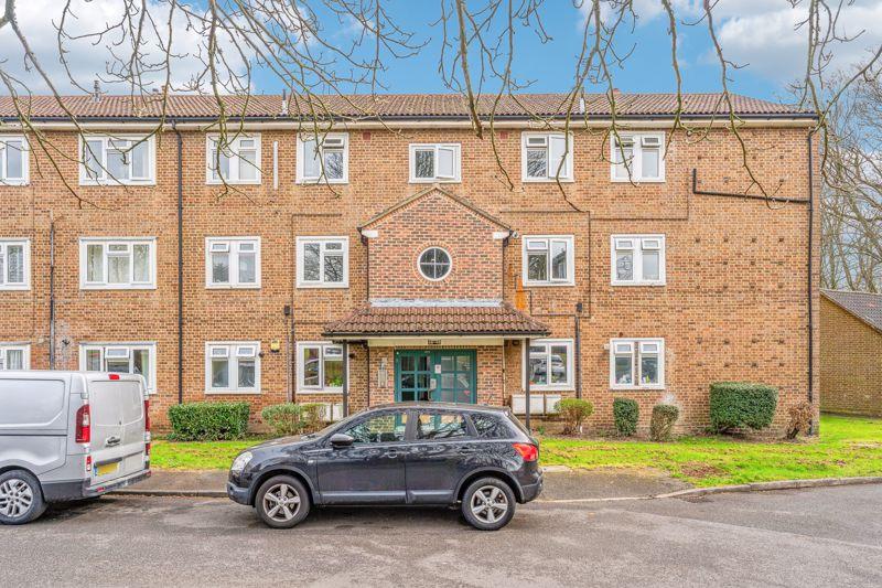 Haydon Drive, Pinner 3 bed flat for sale - £350,000