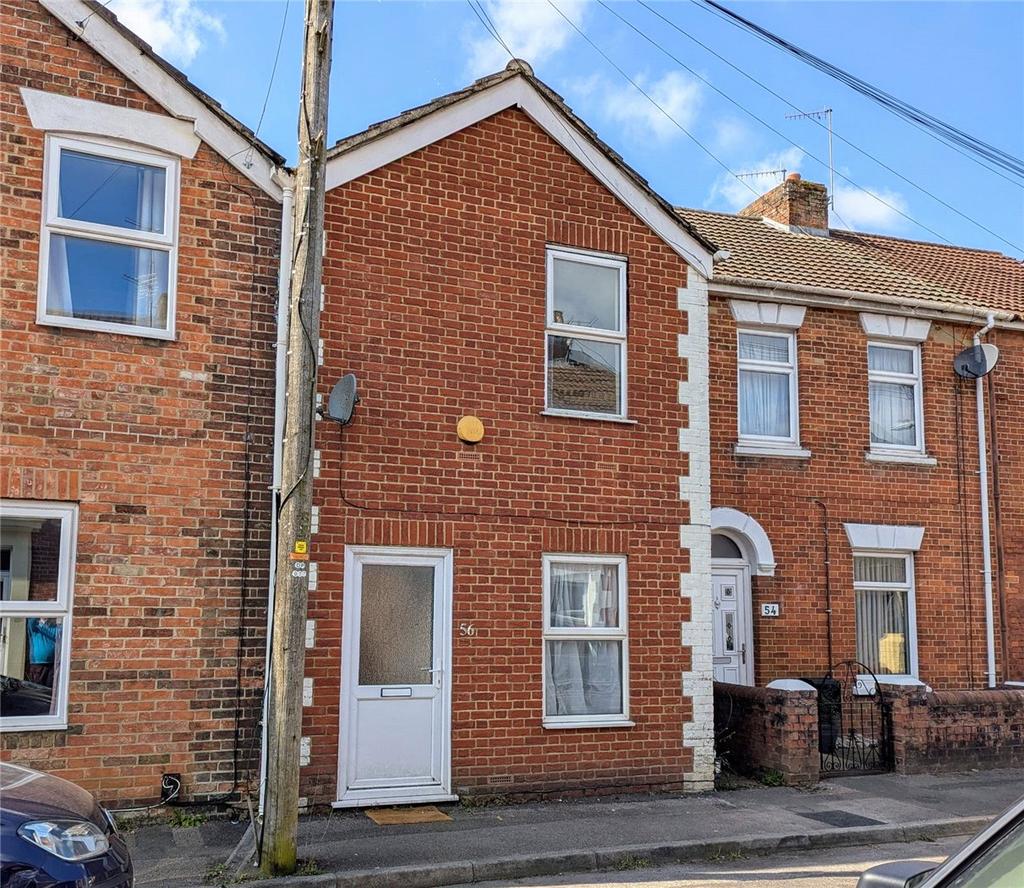 Meadow Road, Salisbury, Wiltshire, SP2 3 bed end of terrace house for sale - £255,000