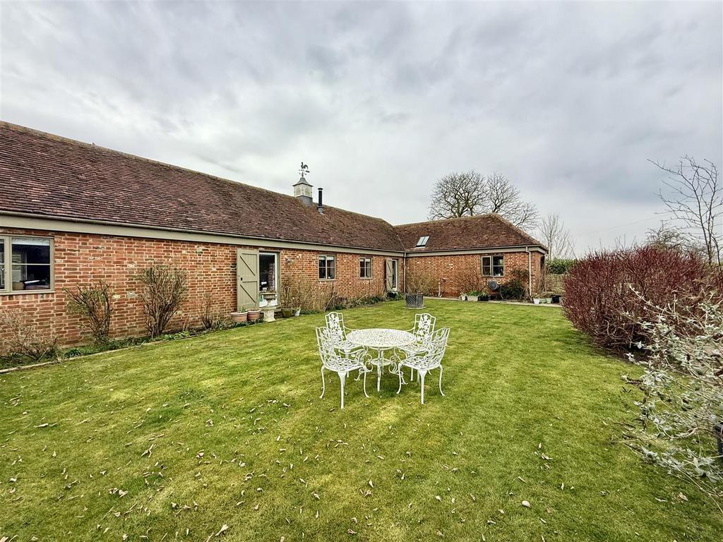 Park Lane, Faringdon SN7 3 bed barn conversion - £2,750 pcm (£635 pw)