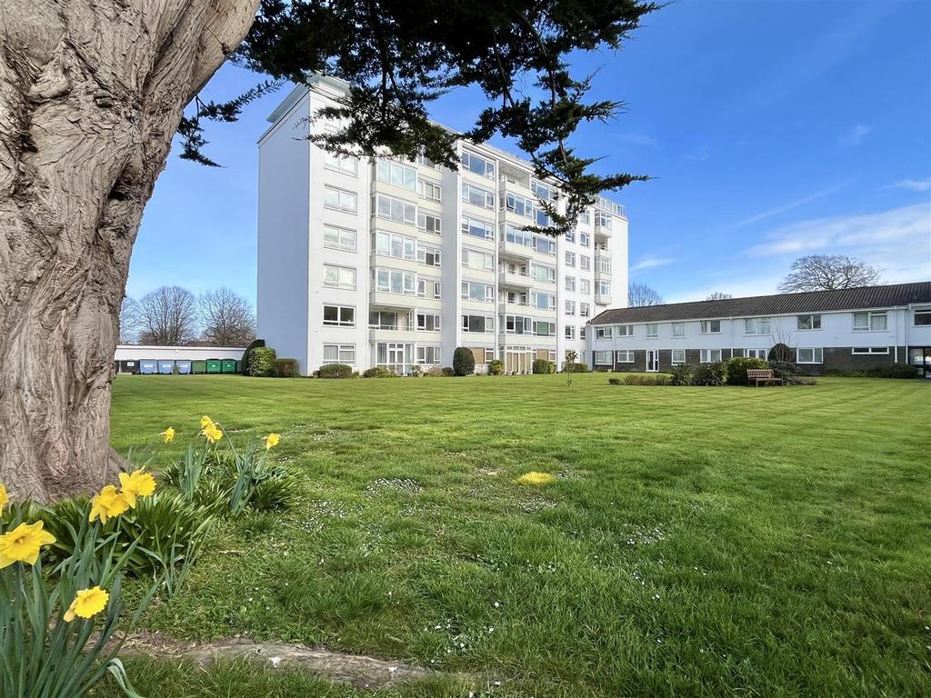 Compton Place Road, Eastbourne 3 bed flat - £425,000