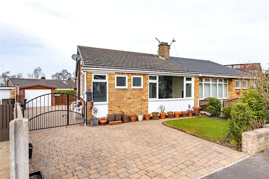 Wrenbury Avenue, Cookridge, Leeds 2 bed bungalow for sale - £284,950