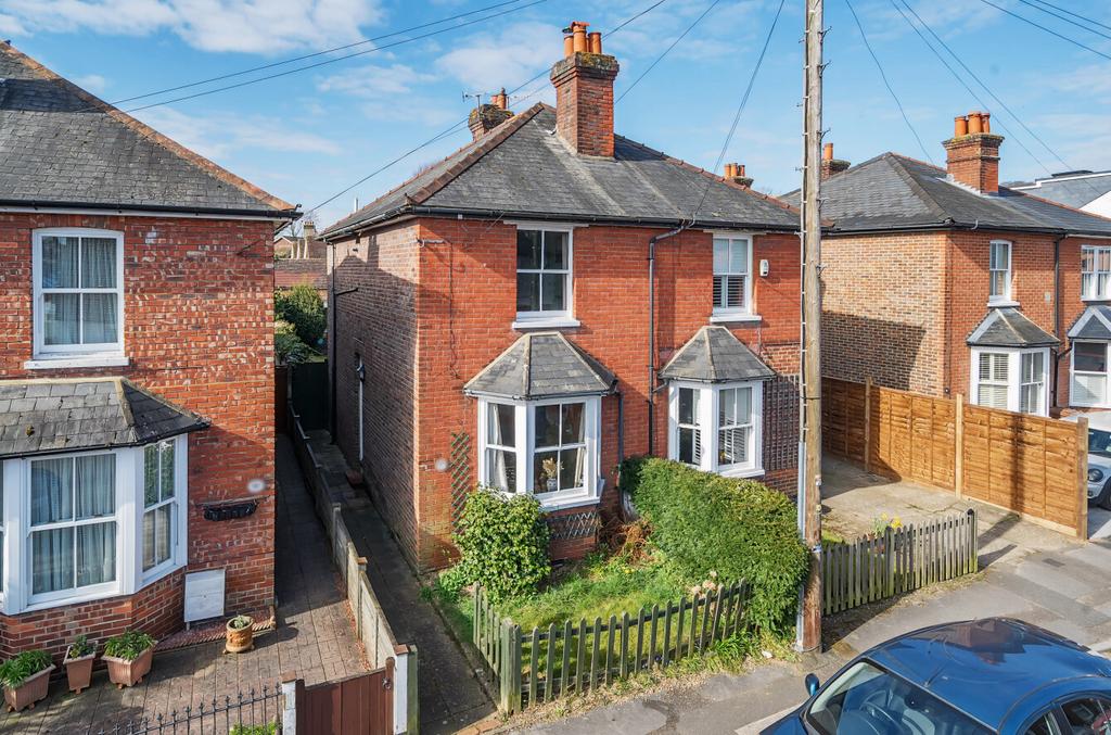 Hallam Road, Surrey GU7 3 bed semi-detached house - £525,000