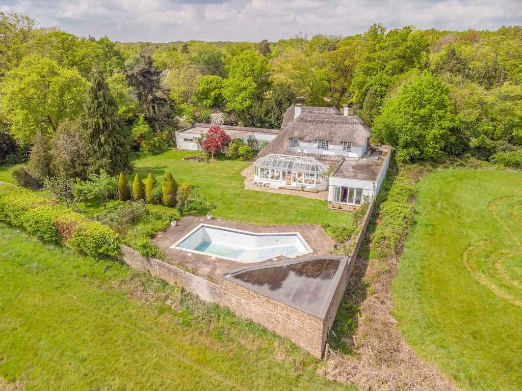 Stoke Wood, Stoke Poges SL2 4 bed detached house for sale - £1,600,000