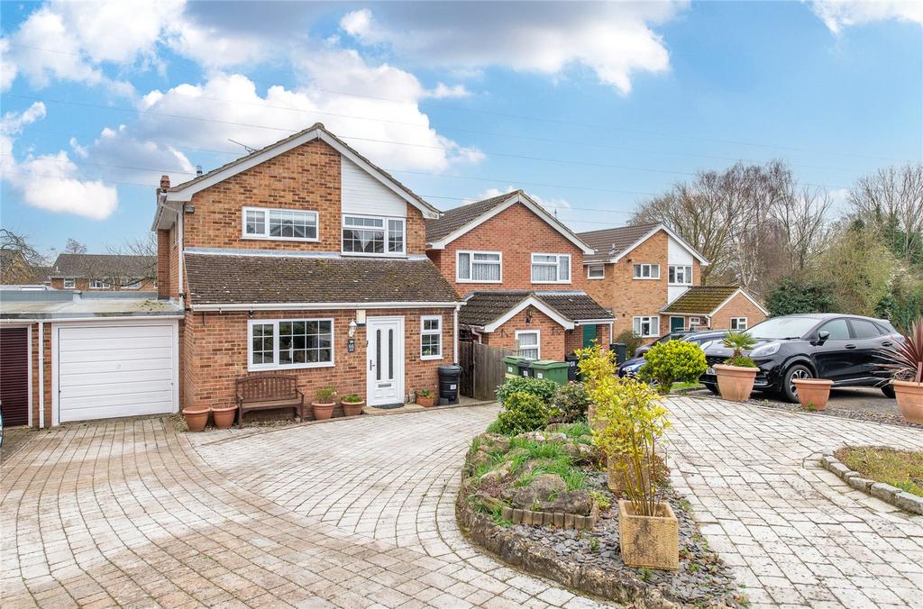 Marston Drive, Maidstone, Kent, ME14 3 bed link detached house - £500,000