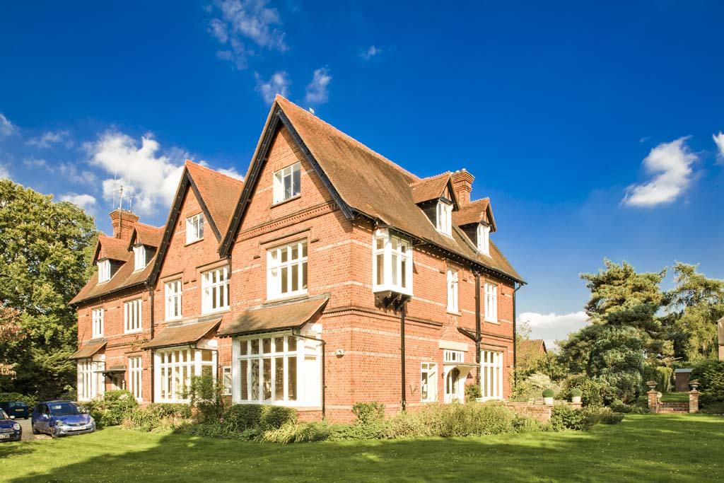 4 Cleevemede House, Goring on Thames... 2 bed apartment for sale - £525,000