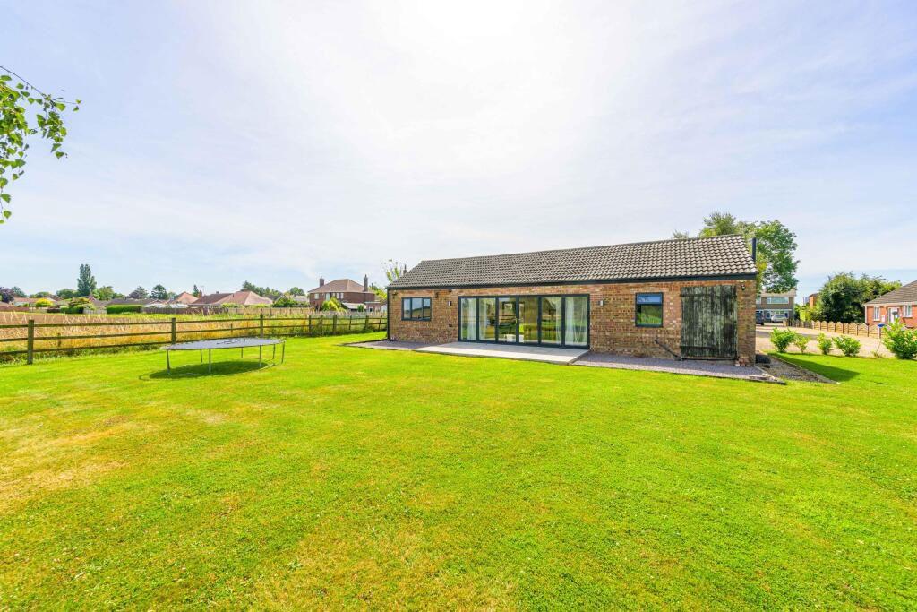 Pilleys Lane, Boston, Lincs, PE21 9RB 2 bed barn conversion - £205,000