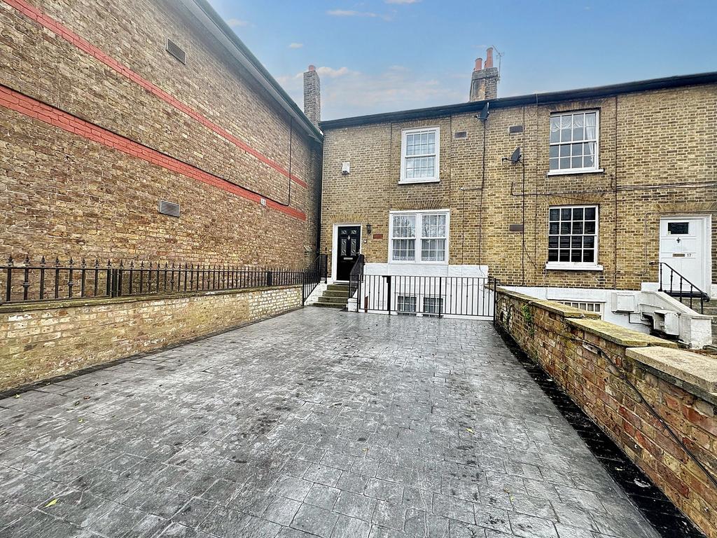 Hillingdon Road, Uxbridge, UB10 6 bed terraced house to rent - £4,500 ...