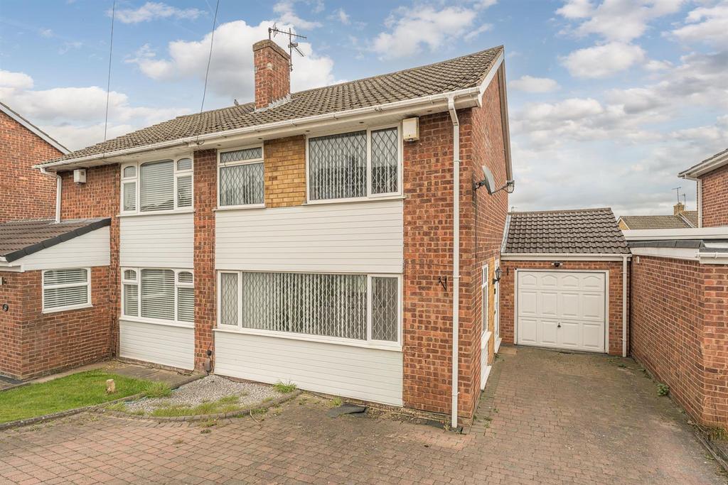 Hamilton Drive, Stourbridge, DY8 5EX 3 bed semi-detached house - £260,000