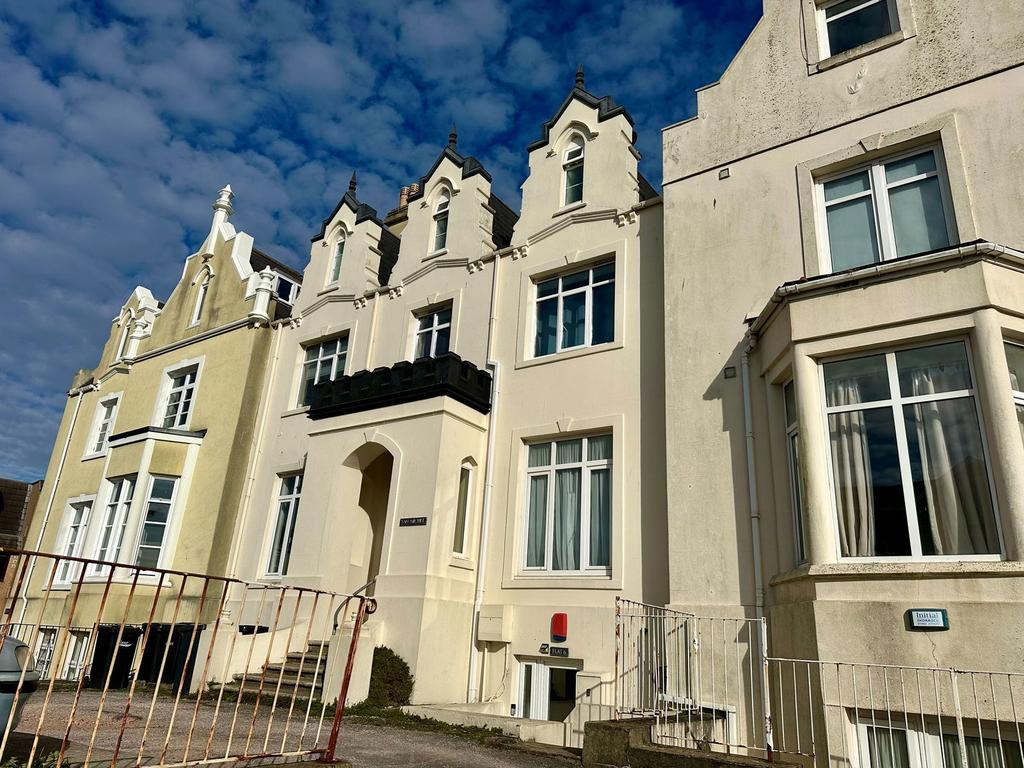 St. Lukes Road, Torquay, TQ2 5NY 2 bed flat for sale - £110,000