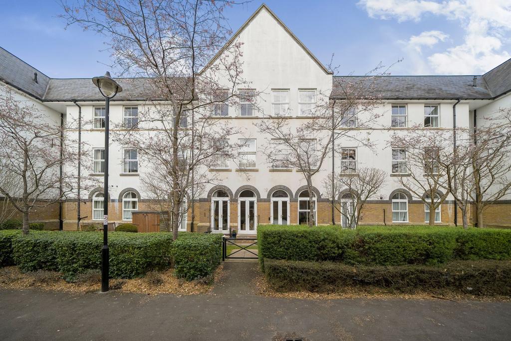 Coldstream Road, Caterham CR3 2 bed apartment for sale - £375,000