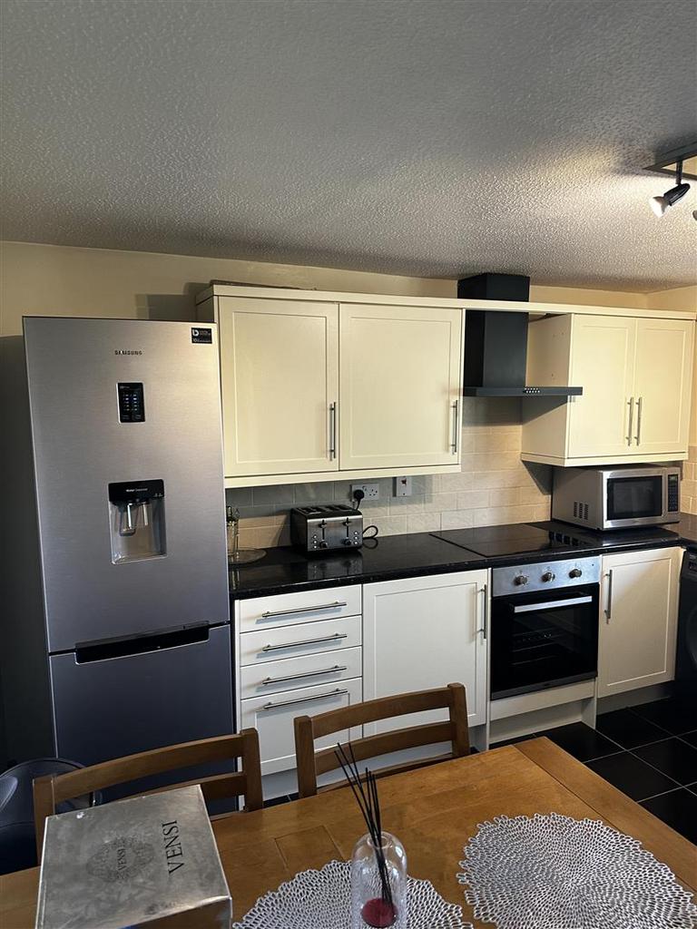 Stuart Court, Andover SP10 2 bed flat for sale - £135,000