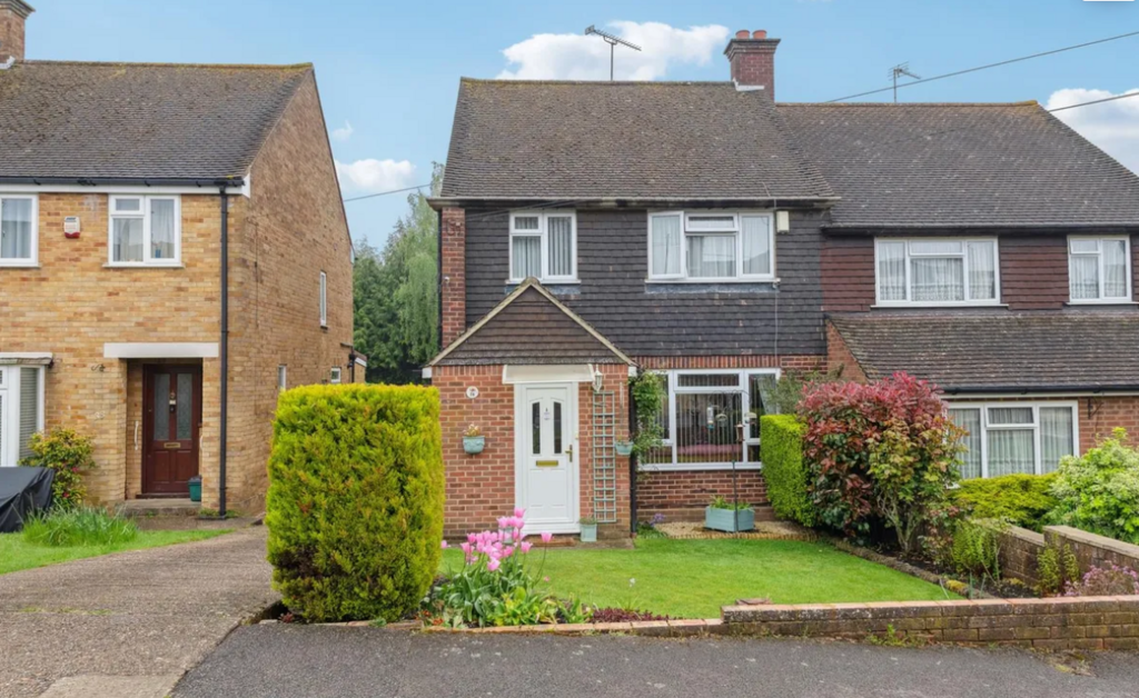 Hazlemere, High Wycombe HP15 3 bed semi-detached house to rent - £1,975 ...