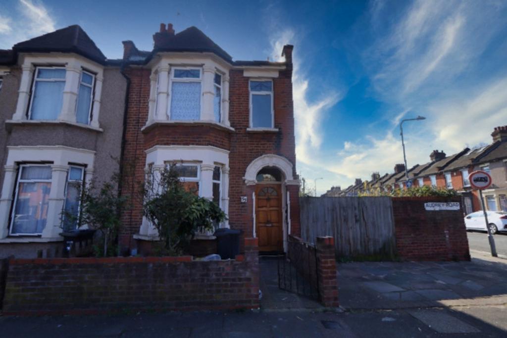 Audrey Road, Ilford, IG1 3 bed end of terrace house for sale - £500,000