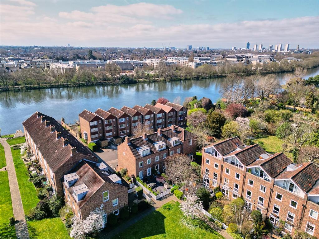 Chiswick Staithe, Chiswick, W4 4 bed townhouse for sale - £1,250,000