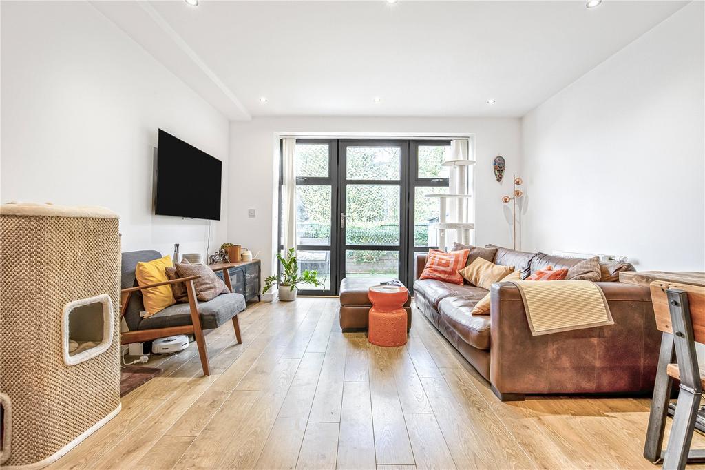 Oldridge Road, London, SW12 2 bed penthouse - £2,500 pcm (£577 pw)