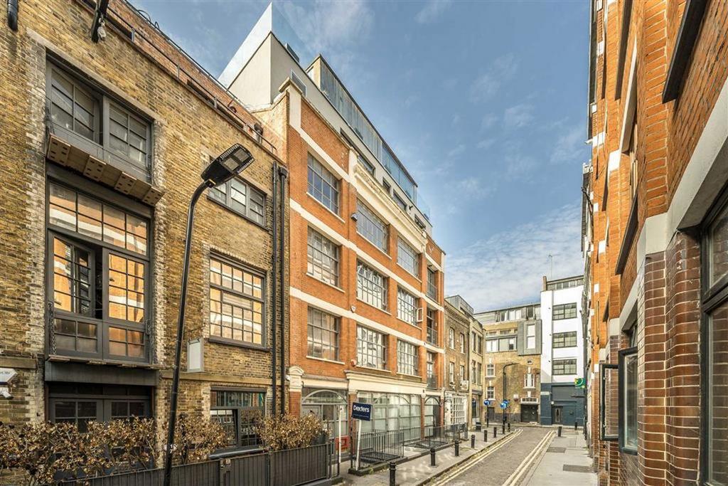 Hoxton Square, London N1 3 bed flat to rent - £6,500 pcm (£1,500 pw)