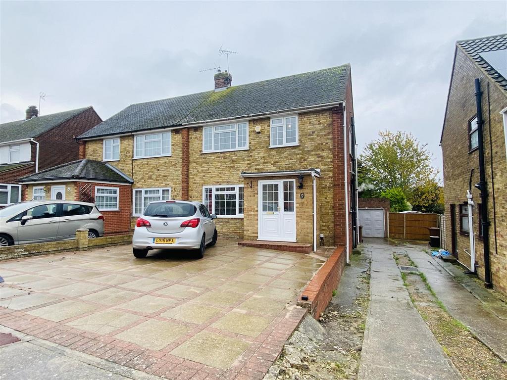 Yantlet Drive, Strood 4 bed semi-detached house to rent - £1,900 pcm (£ ...