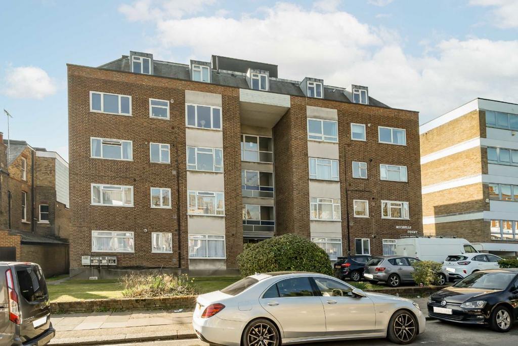 Torrington Park, London N12 2 bed flat - £1,675 pcm (£387 pw)