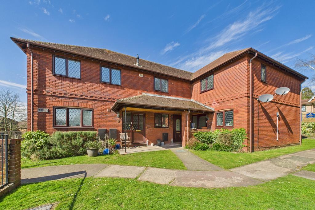 Lych Gate Close, Sandhurst... 2 bed maisonette for sale - £270,000