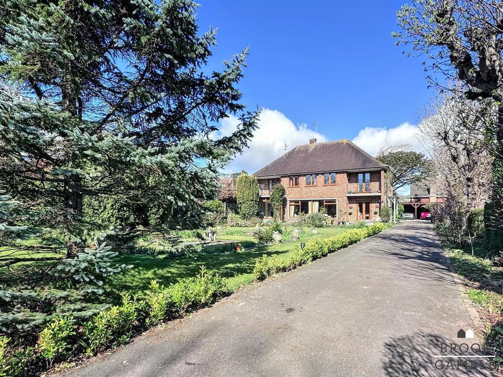 Ratton Drive, Eastbourne BN20 5 bed detached house - £1,175,000