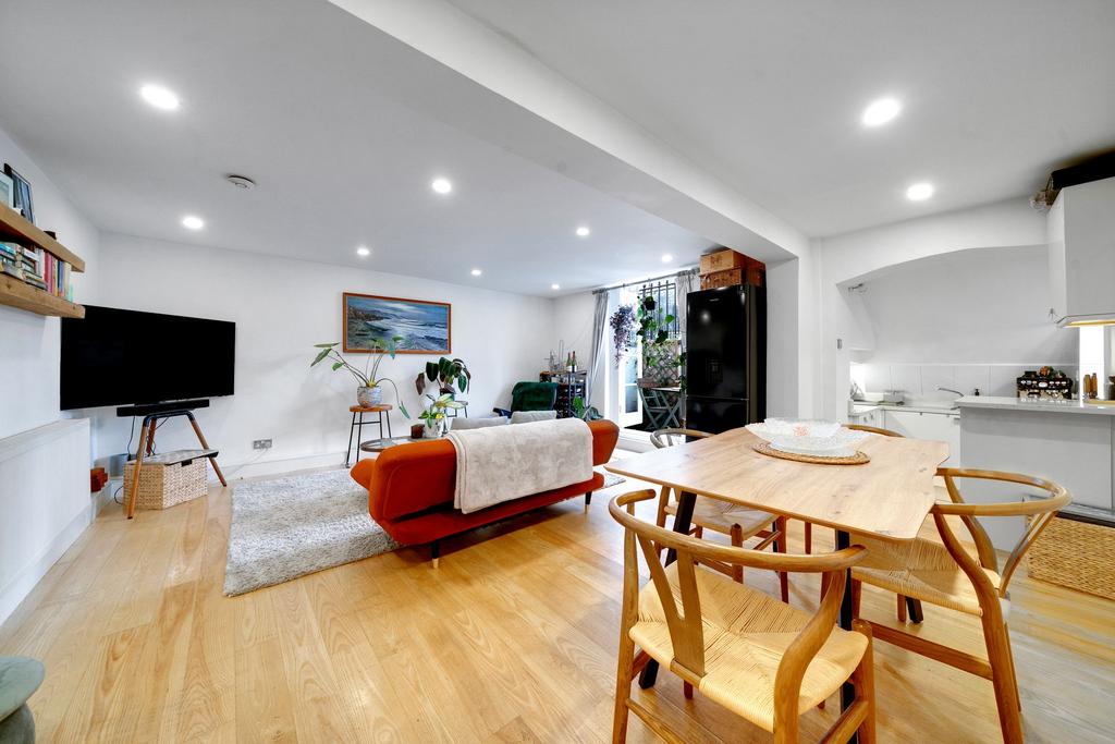 Cloudesley Square, London N1 2 bed apartment for sale - £700,000