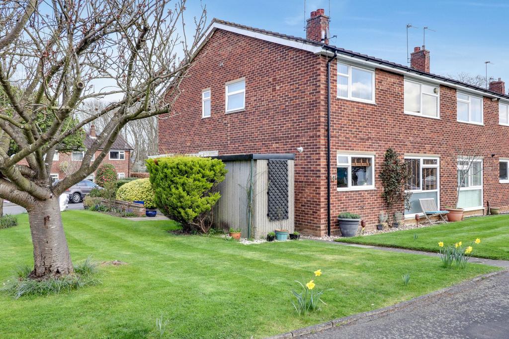 Warwick Gardens, Thames Ditton, KT7 2 bed maisonette for sale - £425,000