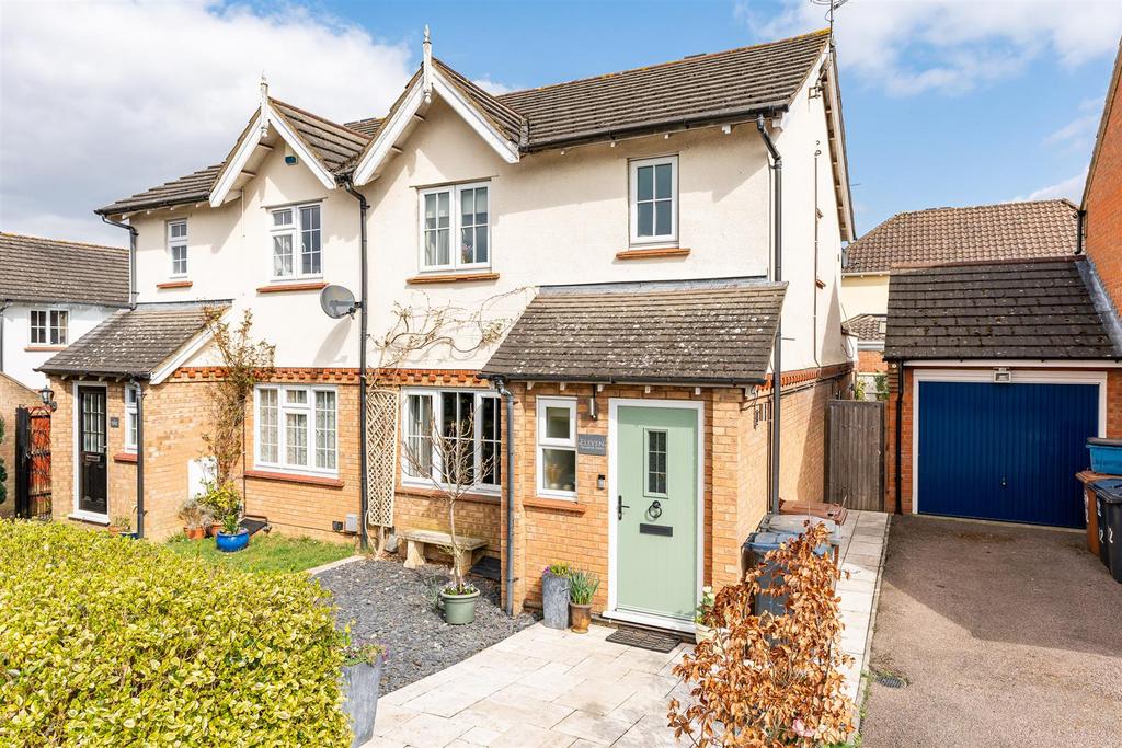 Primrose Drive, Hertford SG13 3 bed semi-detached house for sale - £535,000