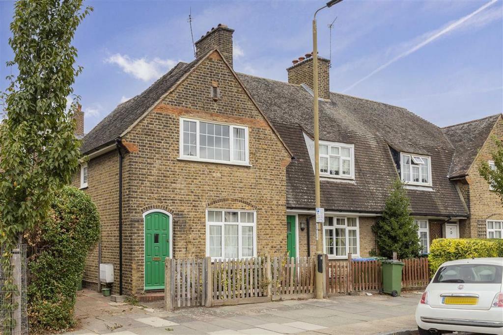 Roan Street, London SE10 2 bed house - £2,200 pcm (£508 pw)
