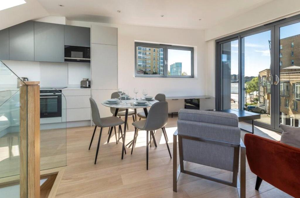 Three Colt Street, London, E14 2 bed apartment - £3,000 pcm (£692 pw)