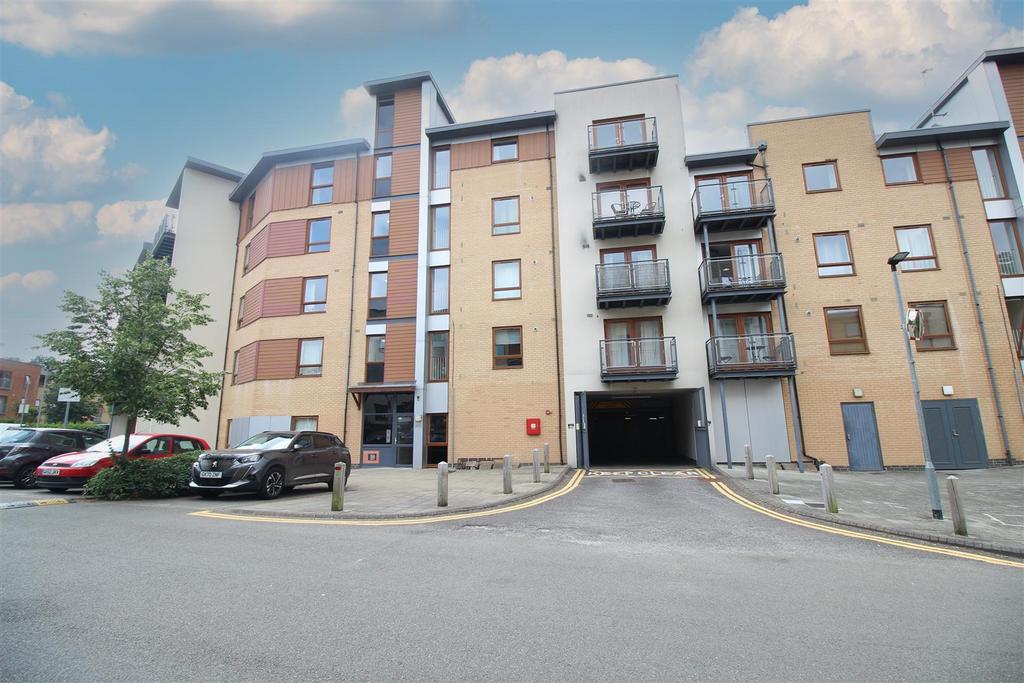 Commonwealth Drive, Crawley, West... 2 bed apartment - £1,500 pcm (£346 pw)