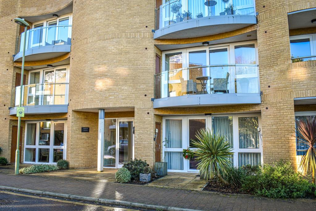 Almansa Way, Lymington, SO41 2 bed apartment for sale - £495,000