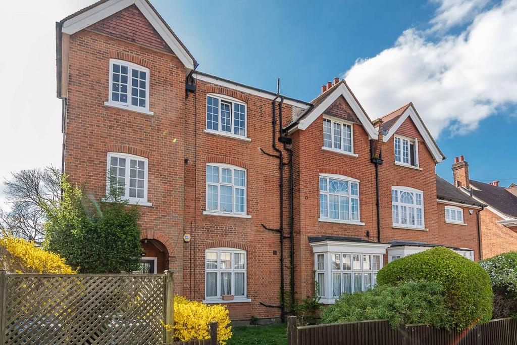 Cecil Park, Pinner, HA5 2 bed flat - £450,000