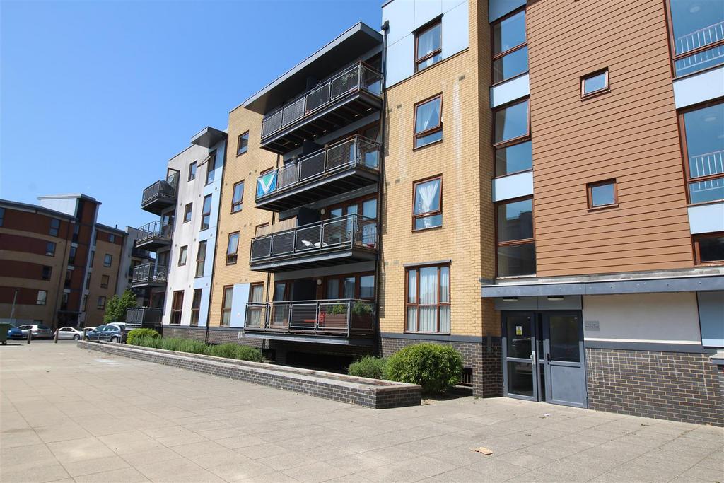 Commonwealth Drive, Crawley, West... 2 bed apartment - £1,500 pcm (£346 pw)