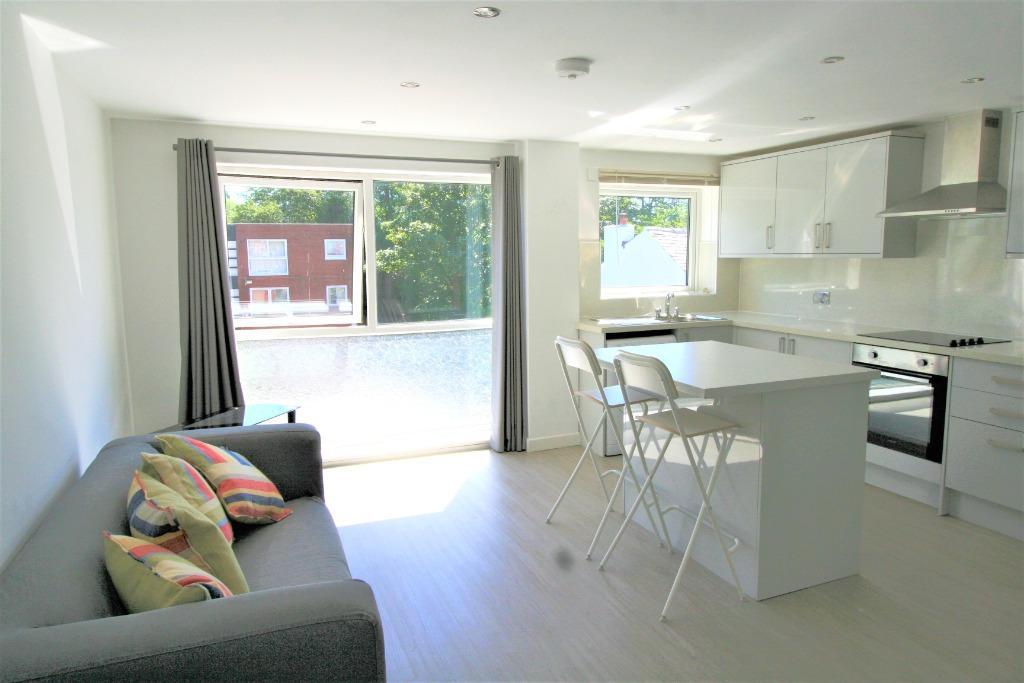 Slade Lane, Manchester M19 2 bed flat - £1,256 pcm (£290 pw)